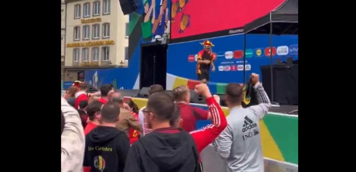 Fans Rode Duivels verzamelen aan Burgplatz onder begeleiding van ...