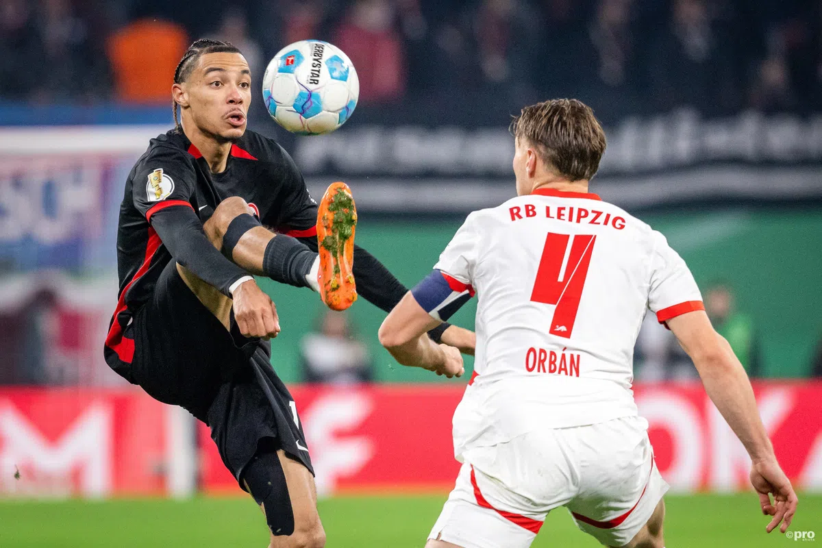 Oproer in Frankfurt: sterspeler traint in tenue van concurrent Borussia ...