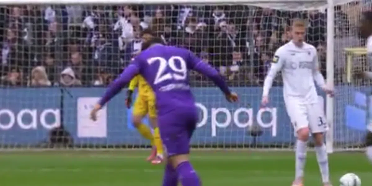 Dramatisch veld in het Lotto Park tijdens duel van Anderlecht tegen Antwerp