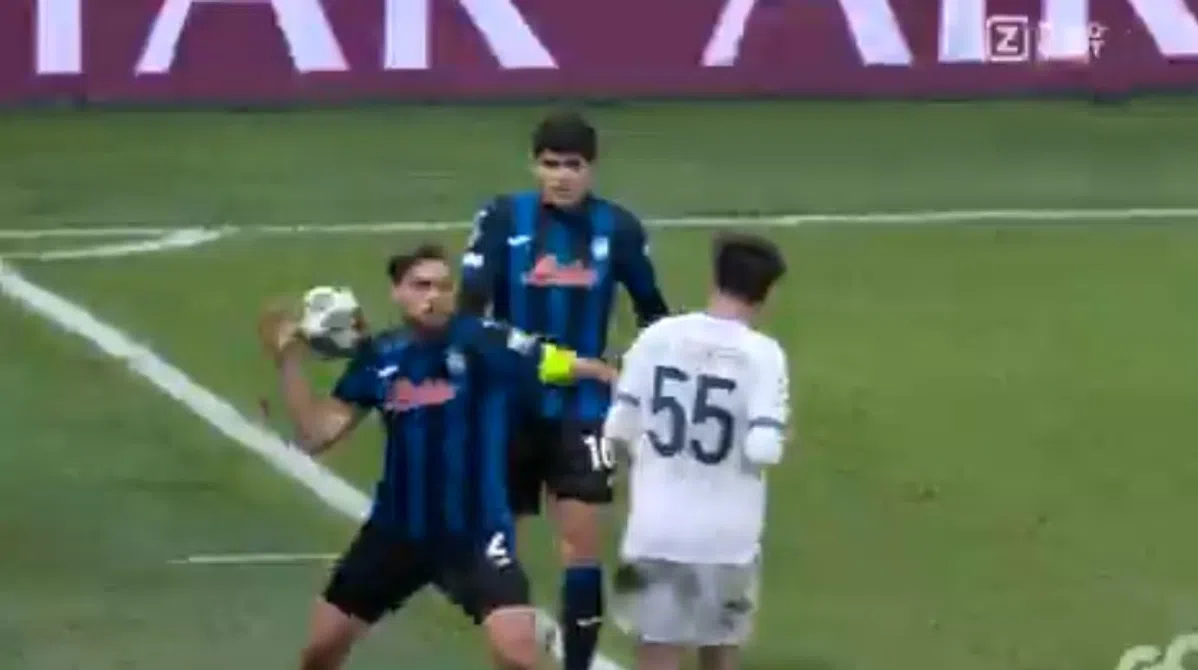 Bizarre beelden: Atalanta-captain Toloi ontspoort volledig