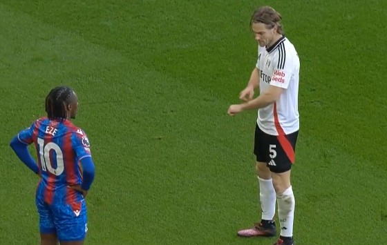 Bizar beeld in Premier League: Eze en Andersen zetten even de tijd stil