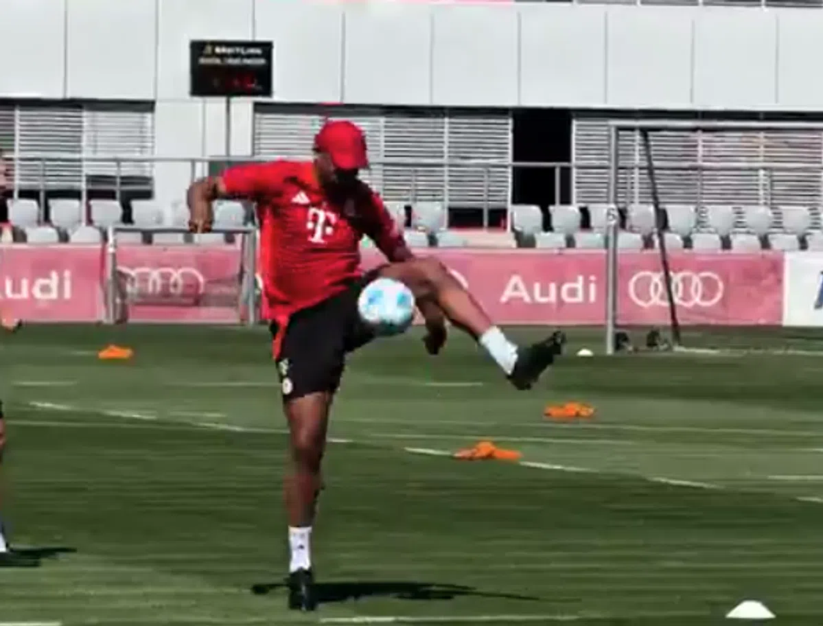 Vincent Kompany houdt balletje omhoog op training Bayern München