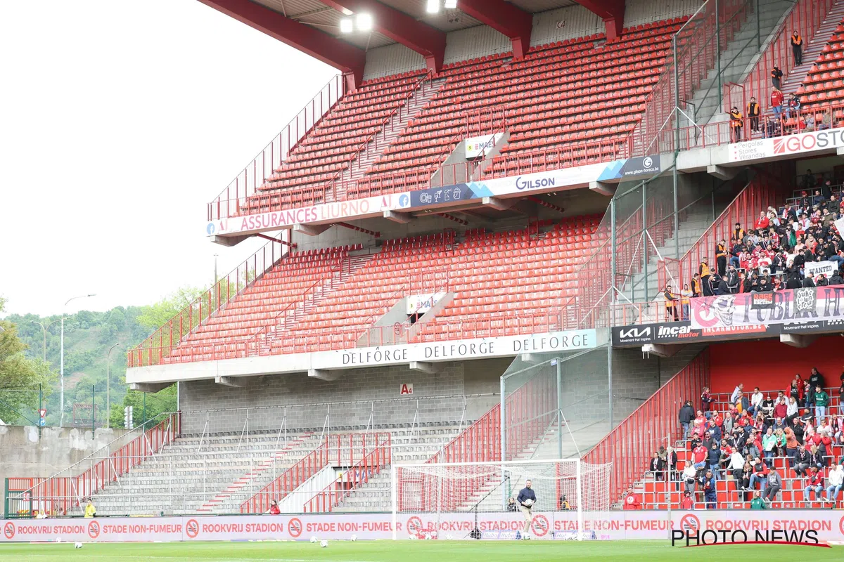 Bijzondere taferelen bij Sporting Charleroi: Zebra's bedanken leeg uitvak