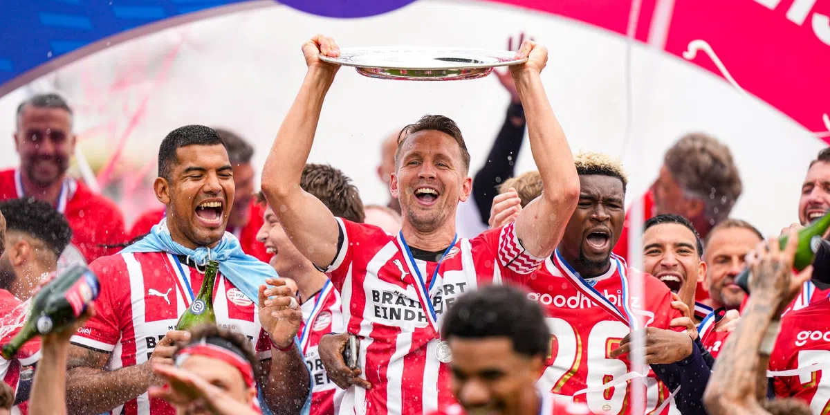 PSV triomfeert in bloedstollende kampioenswedstrijd en verovert 26ste ...