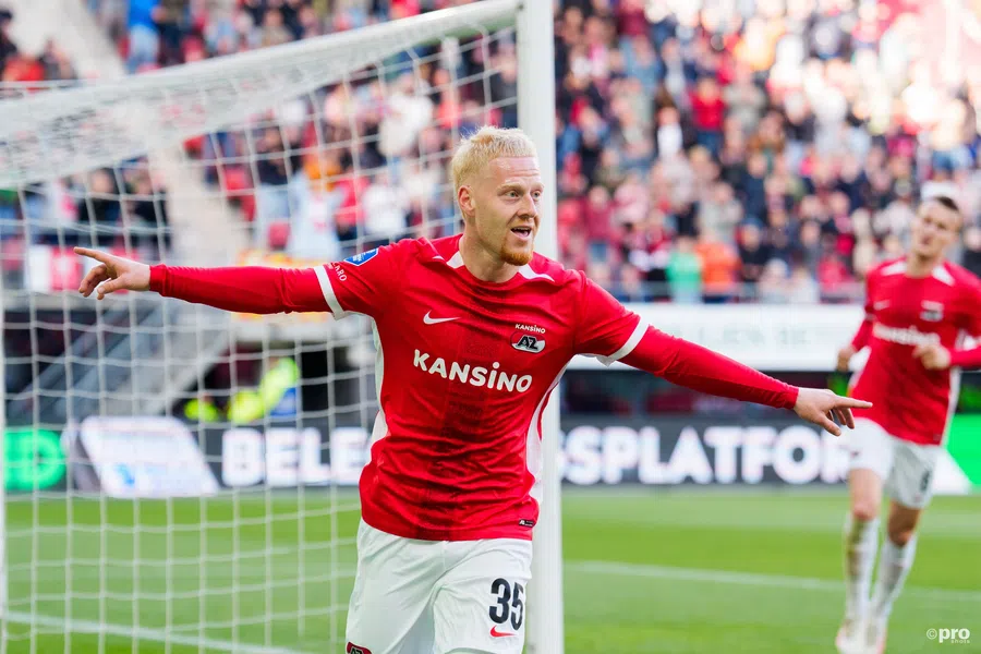 Hattrickheld Meerdink schiet AZ overtuigend naar finale