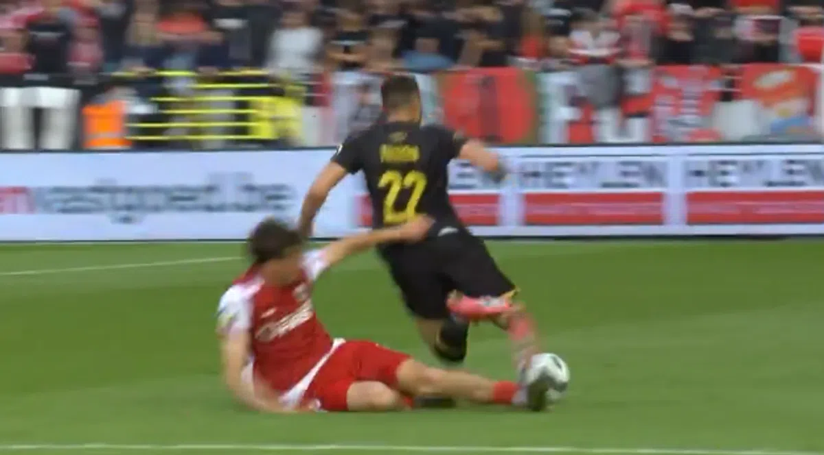 POLL: Harde tackle van Deman tijdens Antwerp – Charleroi, gele kaart ...