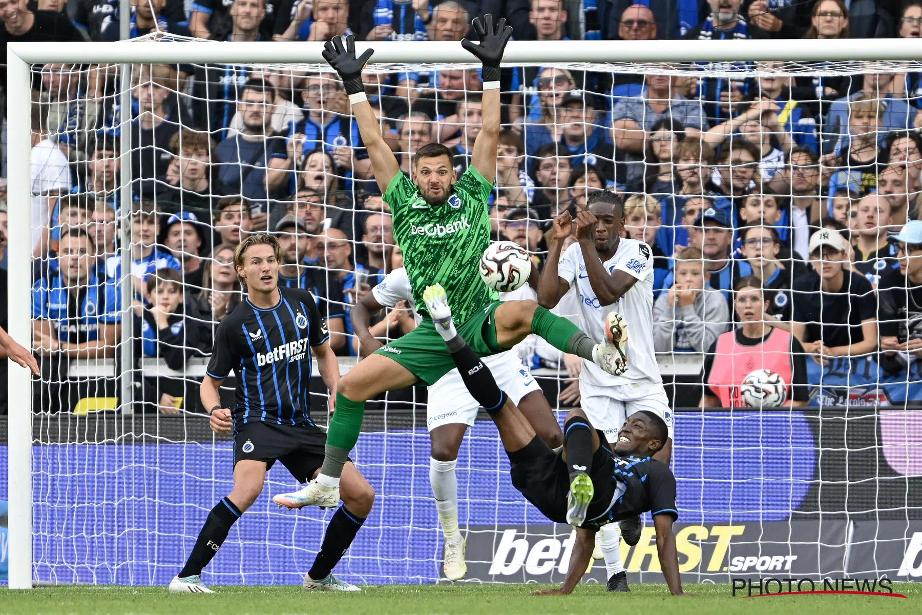 Van Crombrugge gespiegeld aan Simon Mignolet na Club Brugge - Genk
