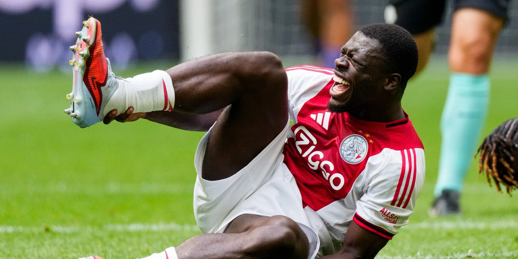 Ajax-spits Brobbey 18 minuten na invalbeurt tegen AS Monaco alweer gewisseld