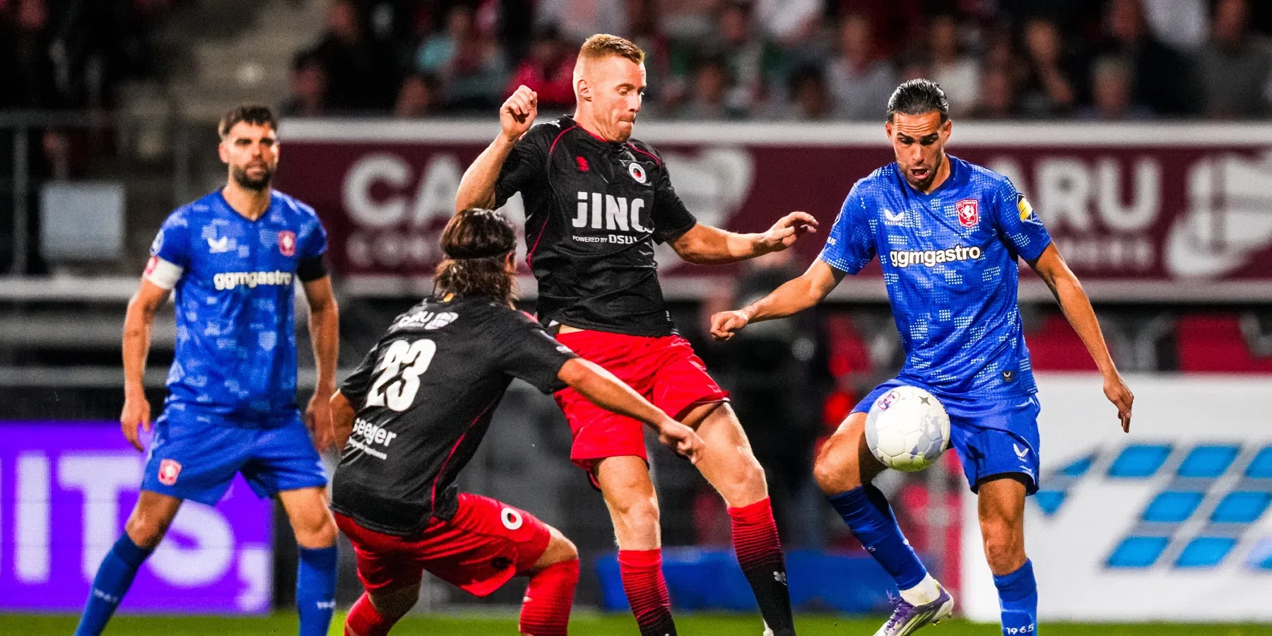 Excelsior maakt bizarre voetbalavond compleet en wint met tien van FC Twente
