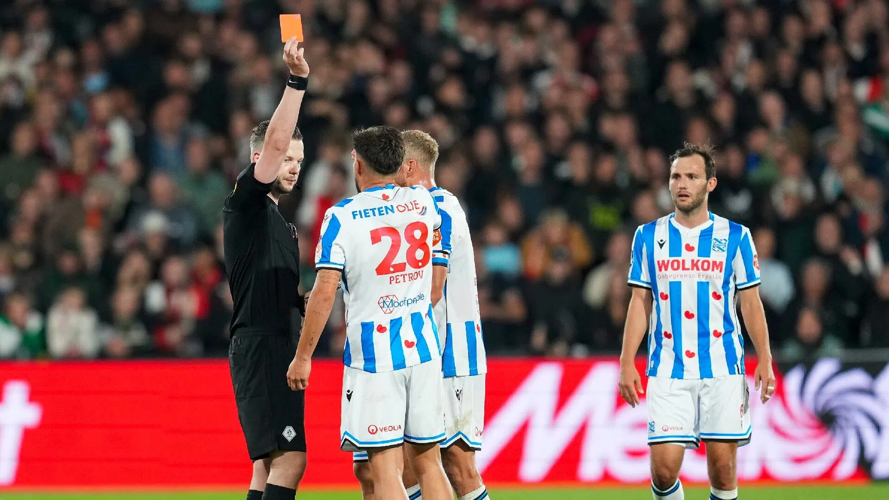 Heerenveen raakt niet uitgepraat over 'ongelooflijke' kaart in De Kuip: 'Kan niet'