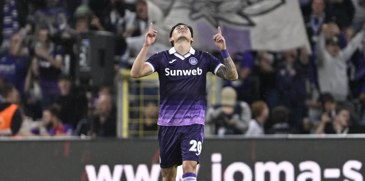 Sissy porn gifs messaged her on a Friday mid-afternoon,