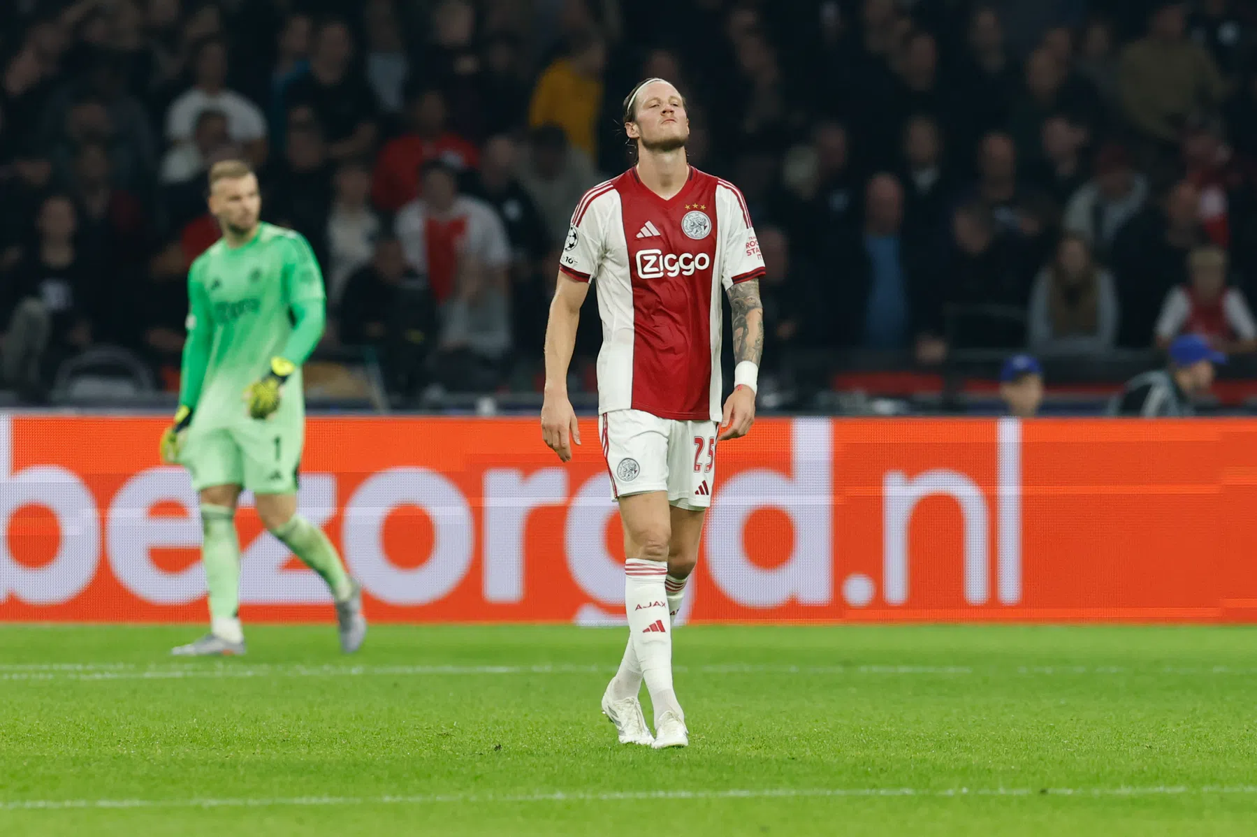 Ajax beleeft valse start in de Champions League door rake kopballen van Thuram