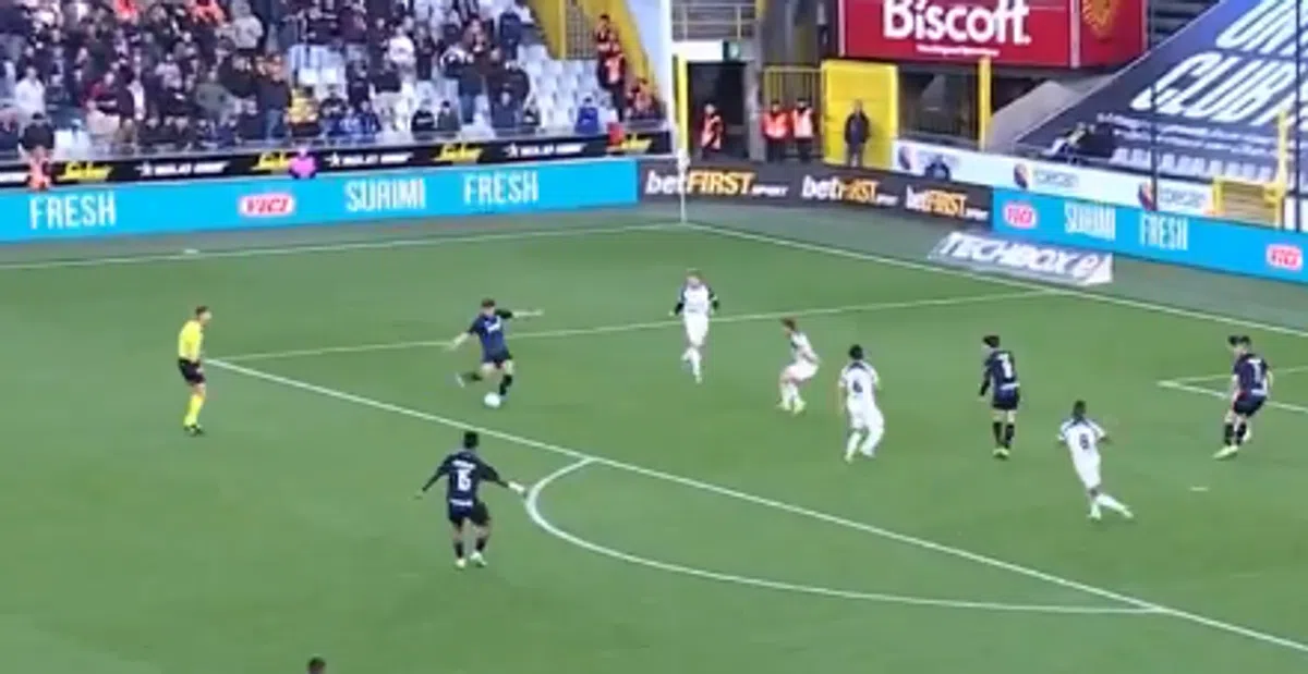 Knal van Bjorn Meijer raakt zowel de lat als de paal tijdens Club Brugge – STVV