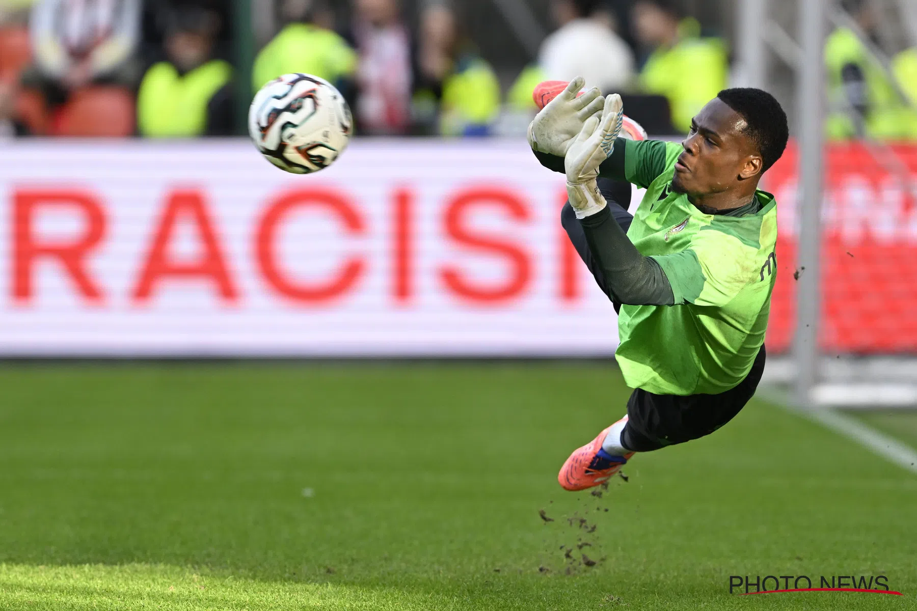OFFICIEEL: Standard en 20-jarige doelman Epolo langer met elkaar in zee