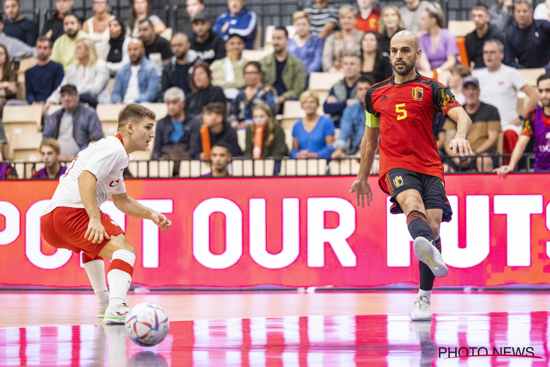 Trainer duwt zoon ex-kapitein Rode Duivels Futsal, hakenkruis op auto