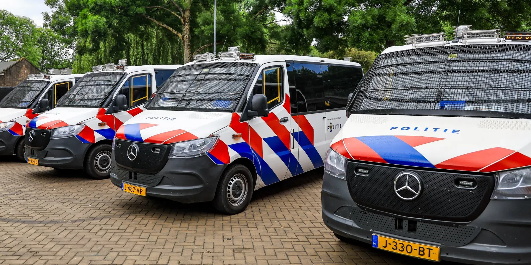 Het blijft onrustig rondom De Adelaarshorst; politie en ME'ers aanwezig