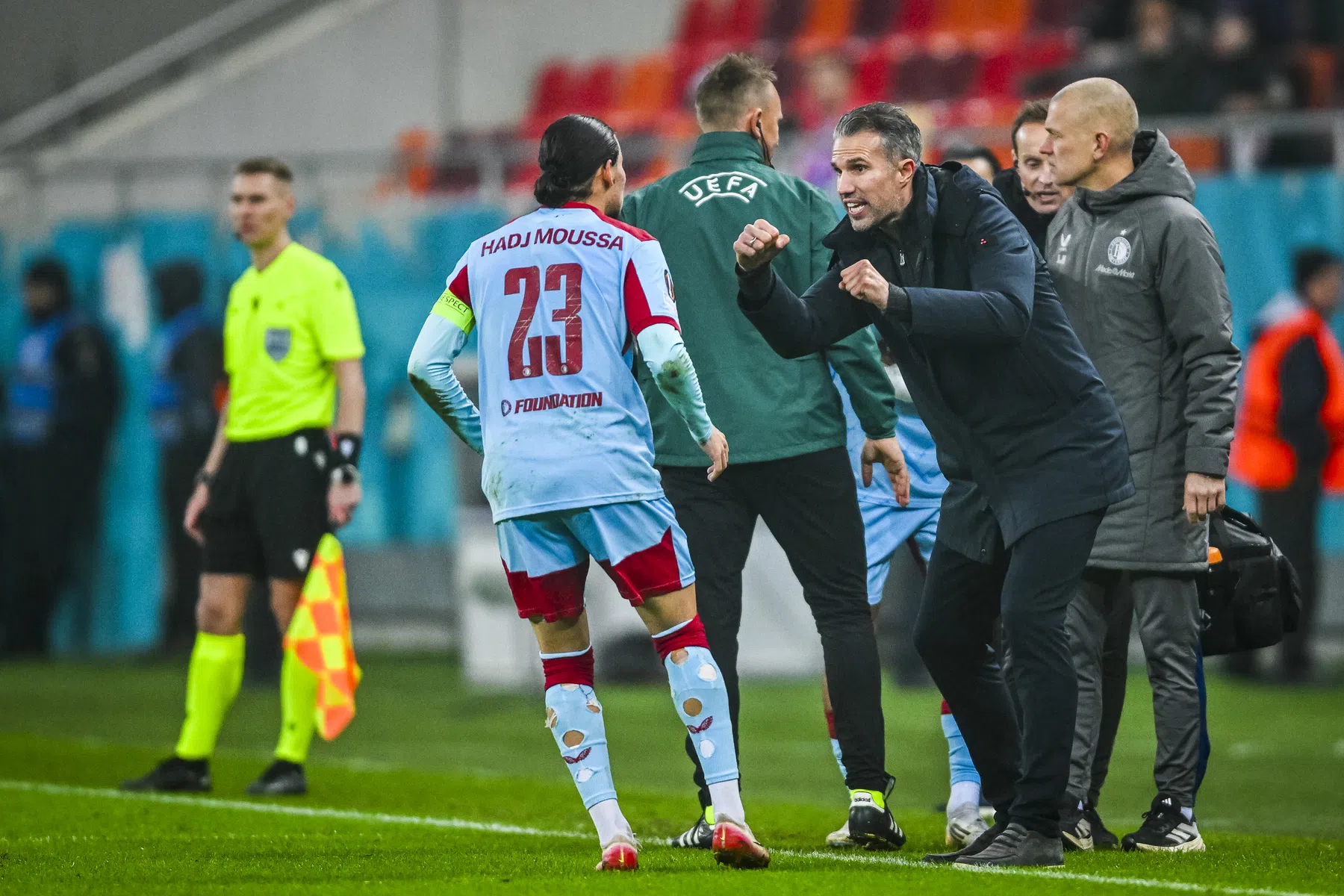 Feyenoord-fans zijn witheet en richten pijlen op dezelfde man: 'Pak je ...