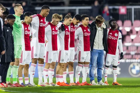KNVB reageert op kritiek nadat Jong Ajax moest spelen ondanks ...