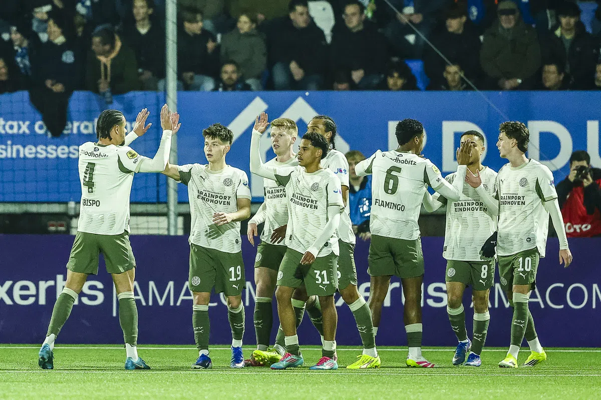 PSV-fans laten zich tijdens emotioneel eerbetoon van Den Bosch van ...