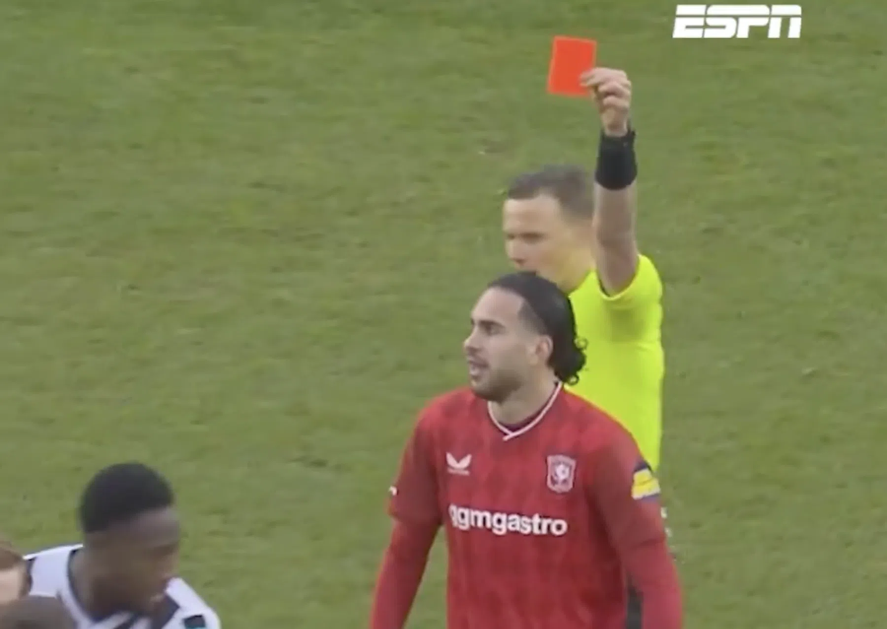 Zerrouki kan ogen niet geloven na rode kaart: 'Schandalig, altijd ...