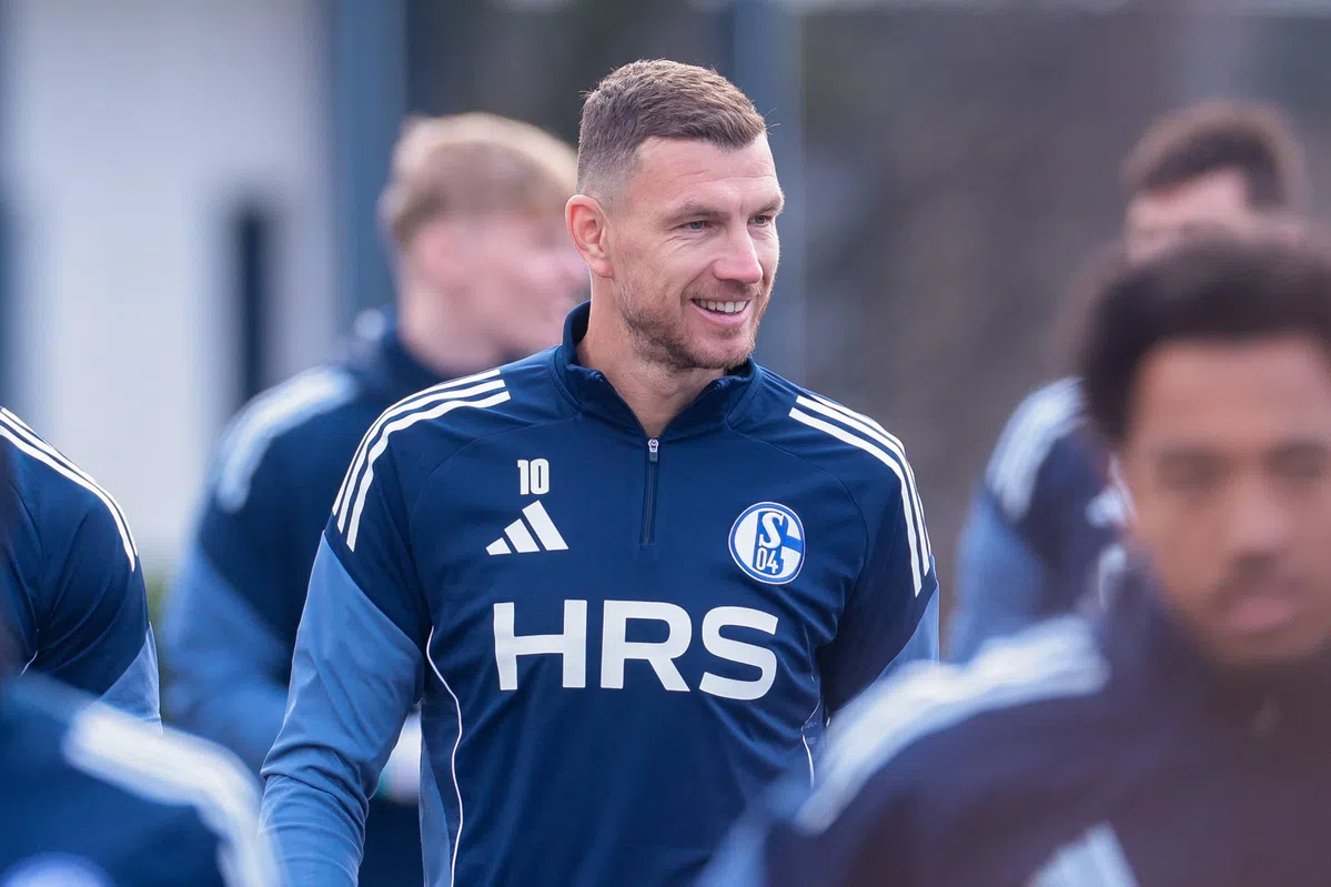 Droomdebuut voor Dzeko: 39-jarige spits bezorgt Schalke punt in slotfase