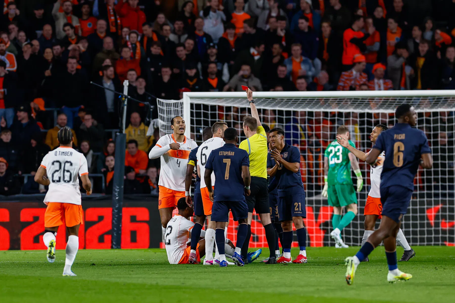 Ongeloof bij Oranje-fans over rode kaart Denzel Dumfries