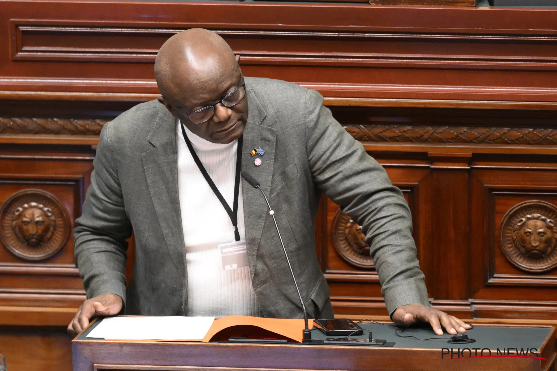 Pierre Kompany fier op Vincent; toont zich in Brussels parlement met ...