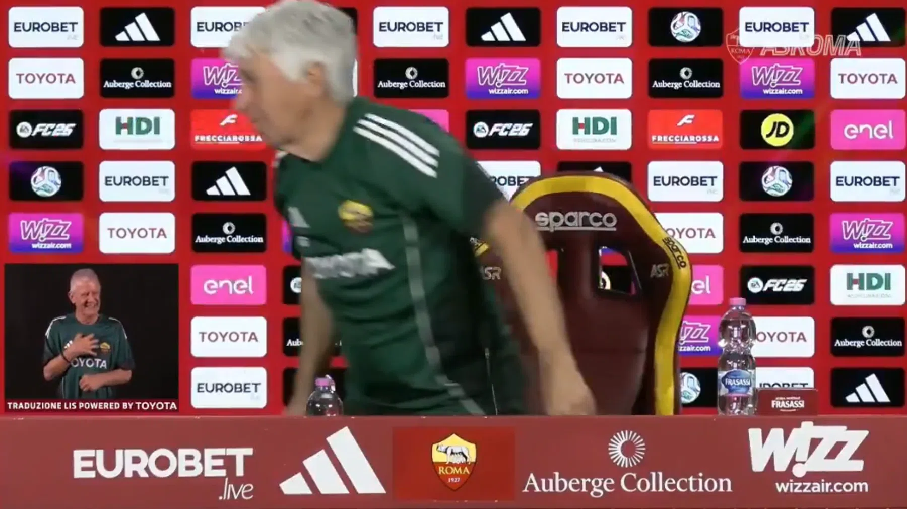 AS Roma-trainer Gian Piero Gasperini barst in tranen uit, beent weg en ...