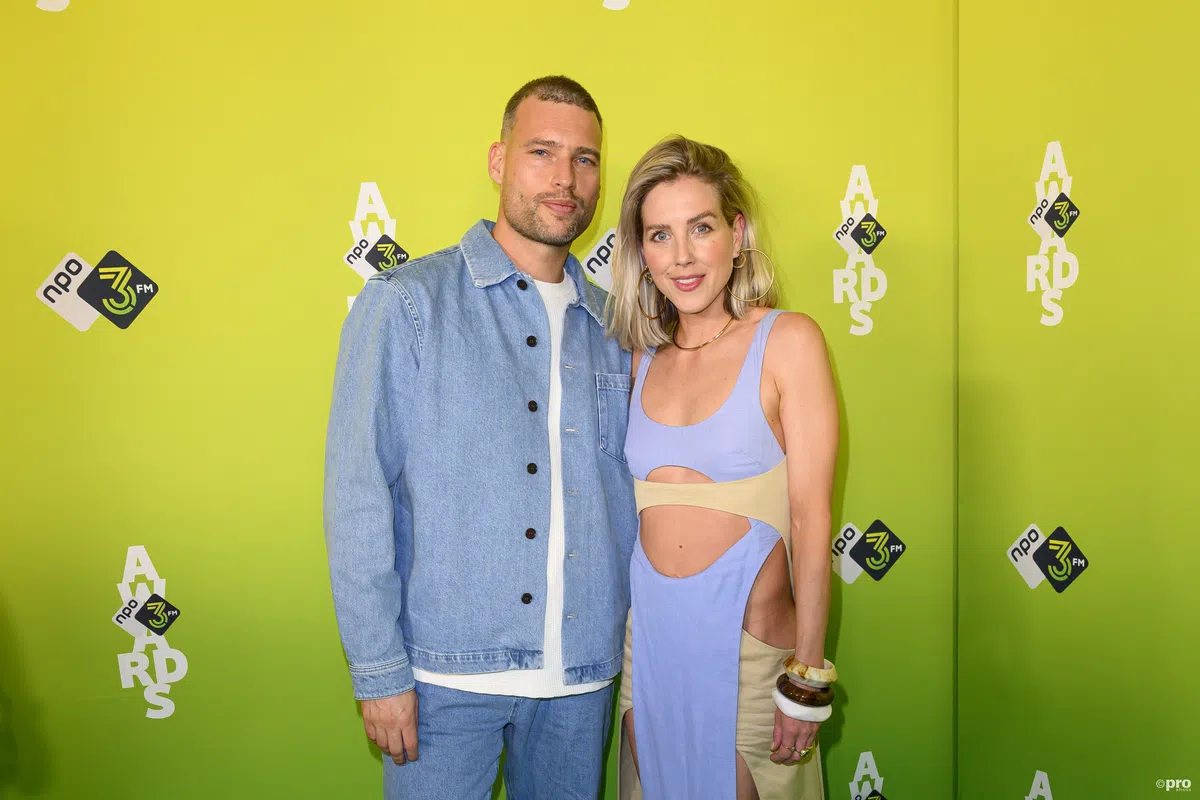 3FM-duo Barend van Deelen en Nellie Benner volgen Oranje met camper ...