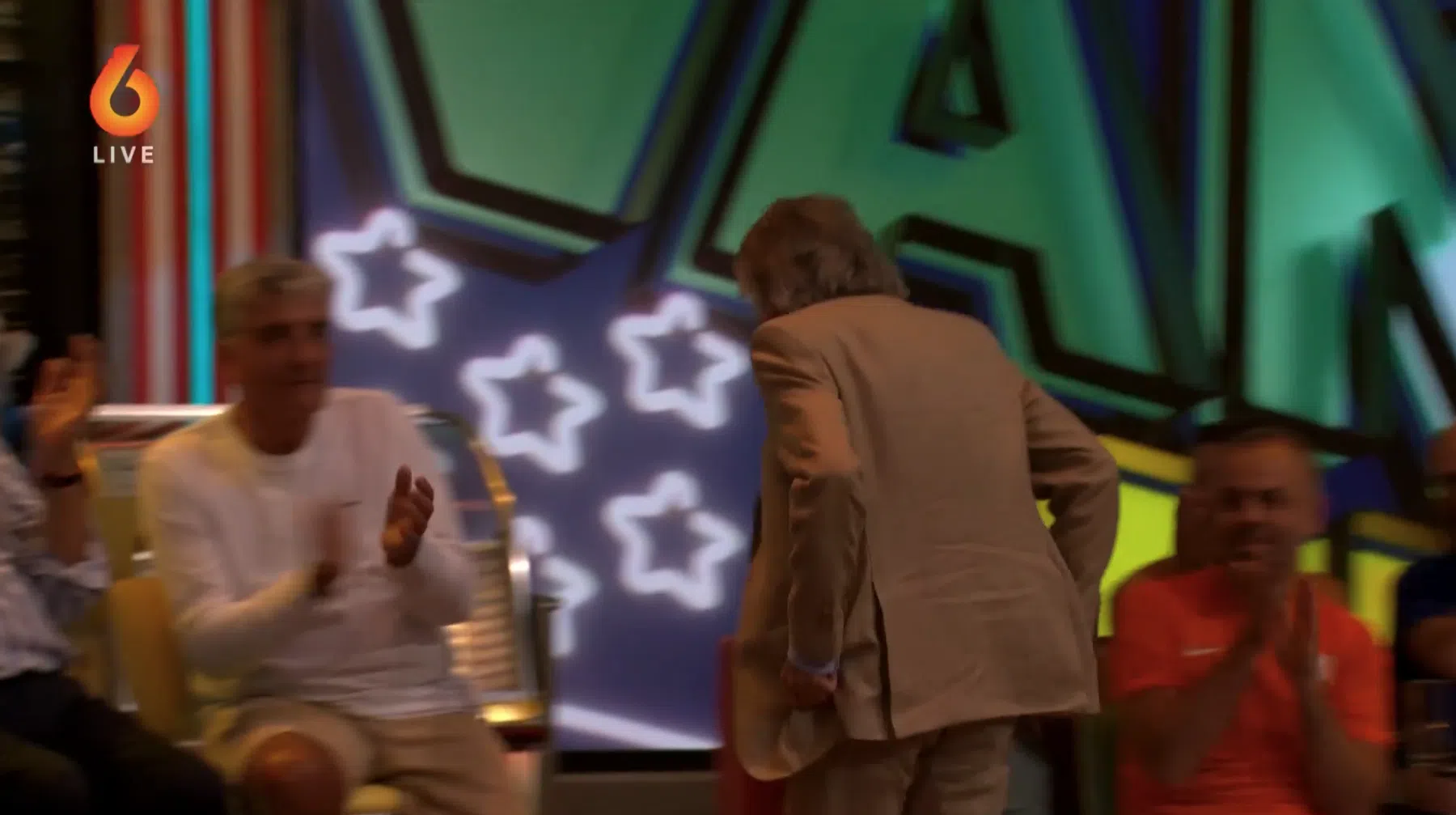 Johan Derksen rent plots de Vandaag Inside-studio uit: 'Ik moet weg!'