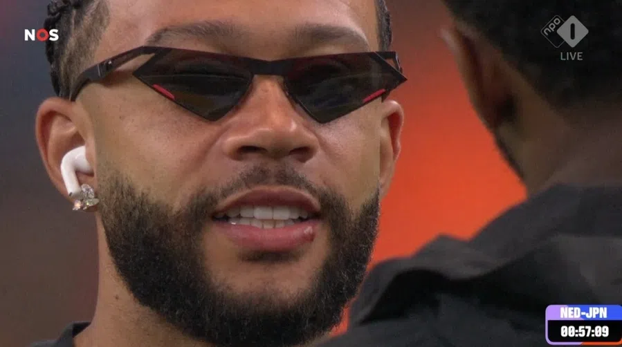 Memphis verschijnt met opvallende bril voor Oranje-duel