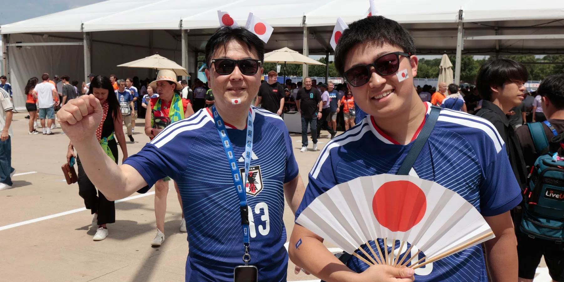 Japanse fans maken stadion schoon na afloop van duel met Nederland