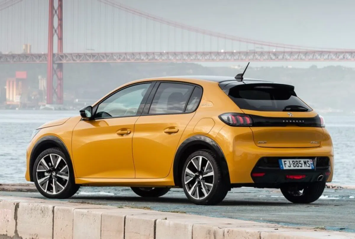 Peugeot 208 spots