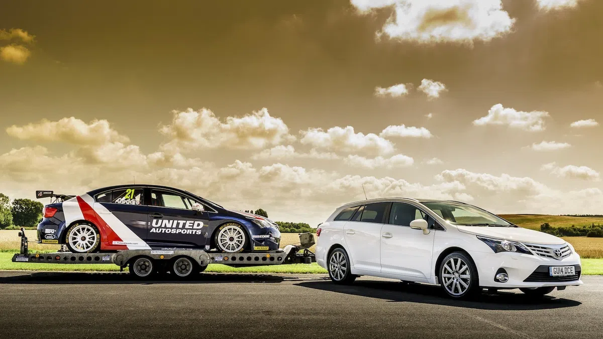 Toyota Avensis spots