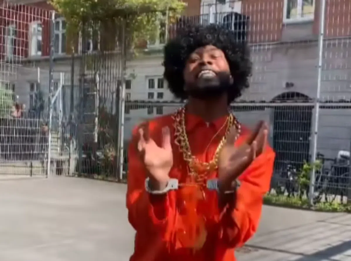 Evra komt met zeer bijzondere en pikante video na veroordeling