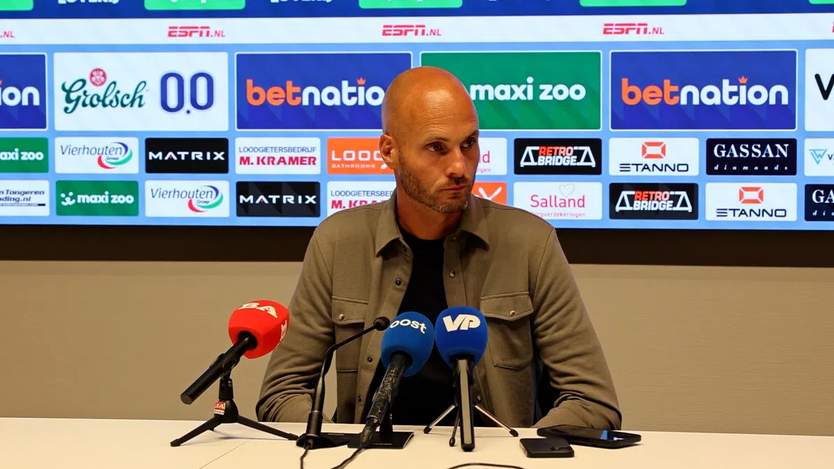 Go Ahead-coach Simonis over rode kaart Llansana: 'Heel verstandig'