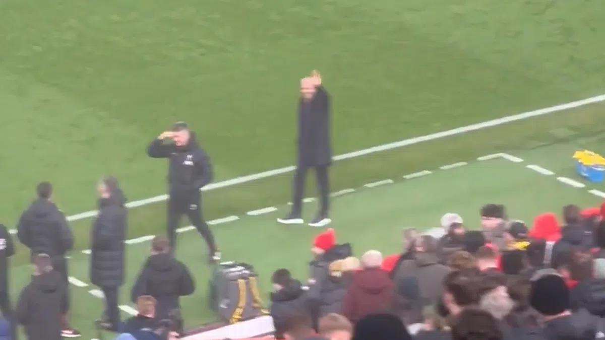 Slot zwaait naar Liverpool-fan Isaac Kearney