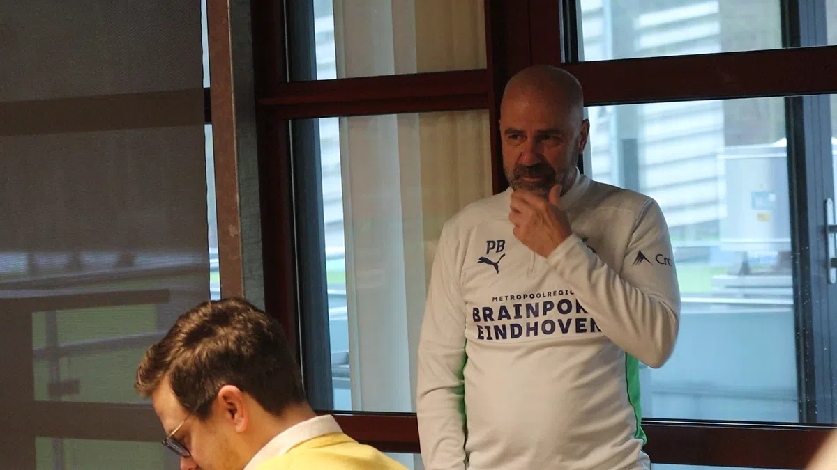 Bijzonder beeld: Bosz reageert live op het nieuwe nummer van Lang