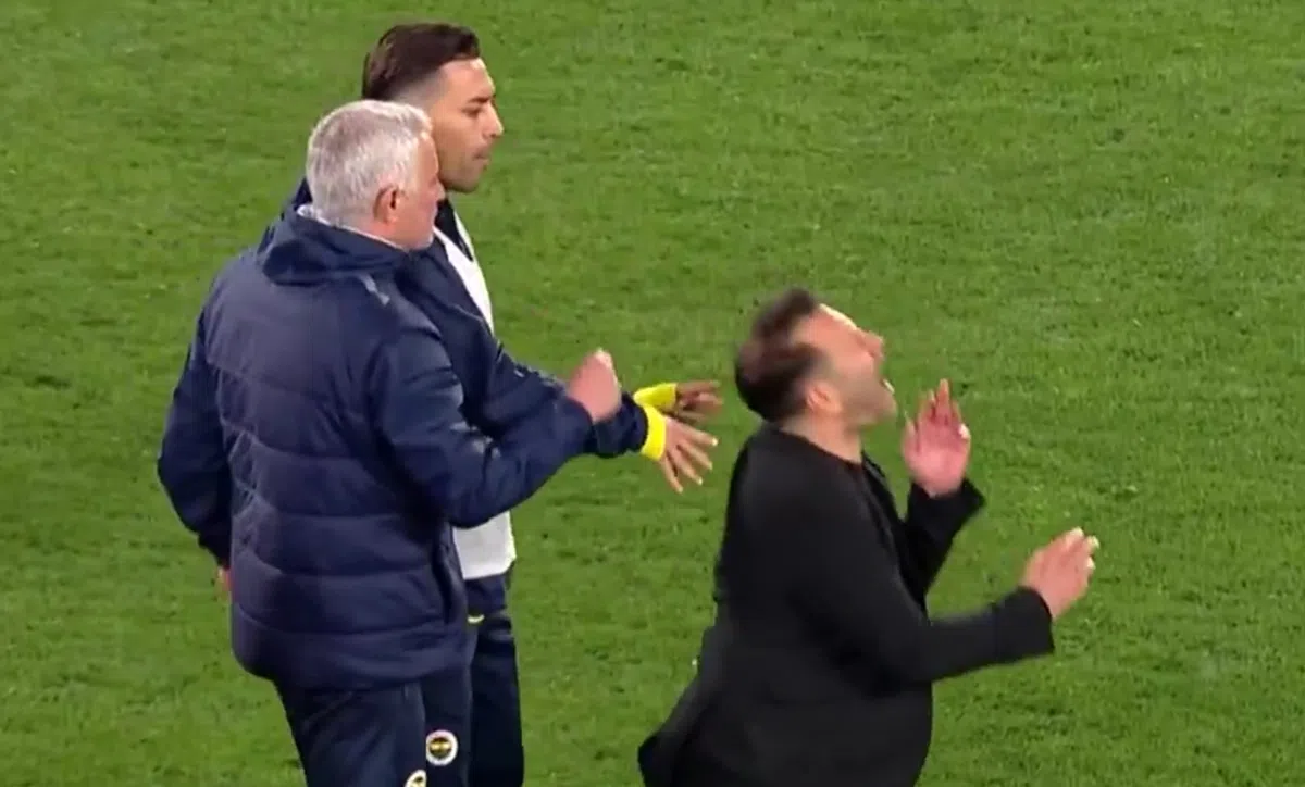 Bizar: Chaos op het veld, Mourinho knijpt Gala-trainer vol in het gezicht