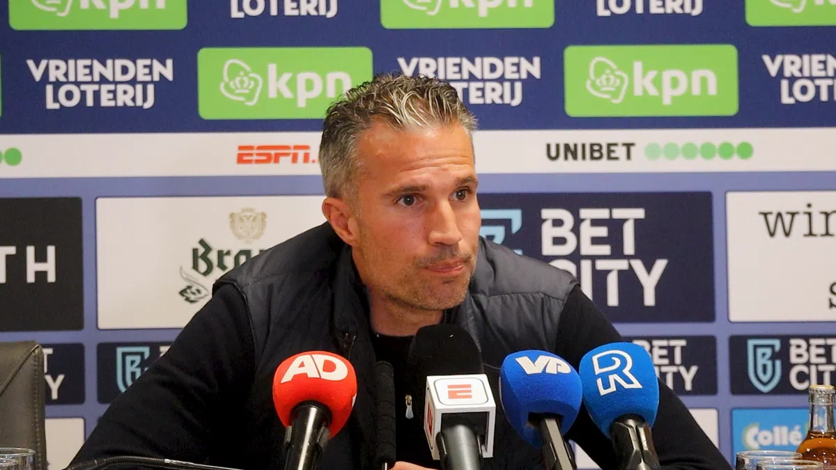 Robin van Persie ziet hele matige eerste helft van Feyenoord