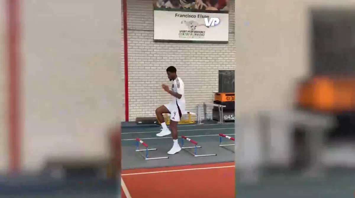 Hato houdt conditie op peil en draagt Ajax-shirt in Rotterdamse sportschool
