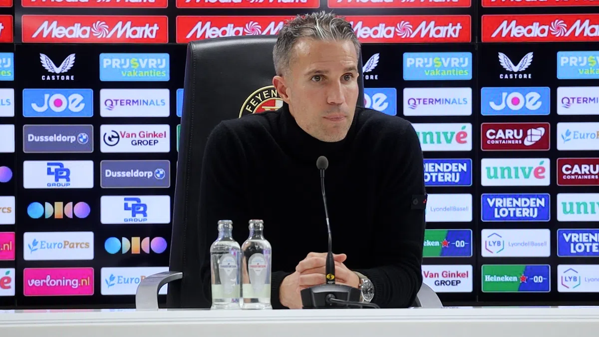 Valentijn Driessen confronteert Robin van Persie op persconferentie