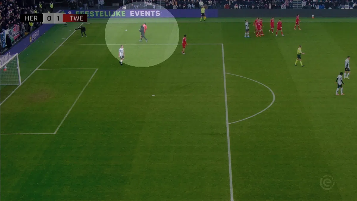 Hectiek in Twentse derby: Zerrouki bijt van zich af tegenover ballenjongen