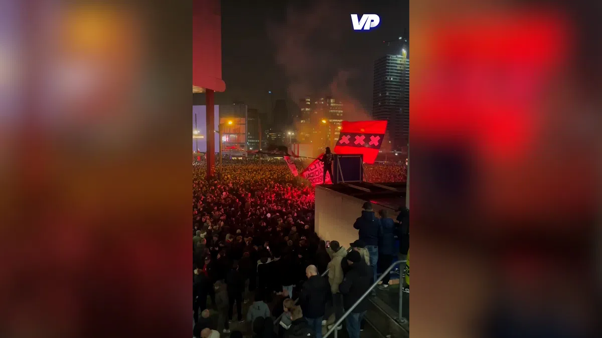 Duizelingwekkende beelden: duizenden Ajax-fans gaan compleet los bij ...