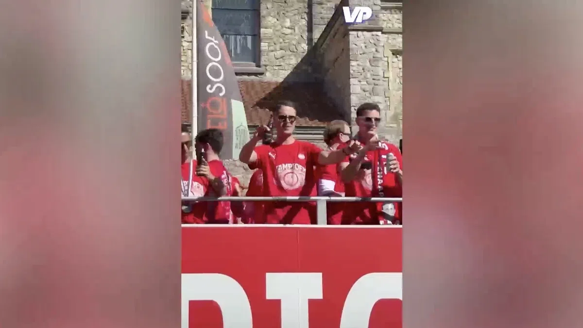Veerman geniet op platte kar PSV met biertje en een sigaar