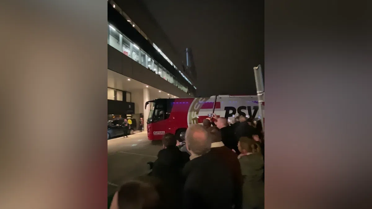 'Boeren, boeren': PSV-fans jutten spelers op in aanloop naar beladen duel