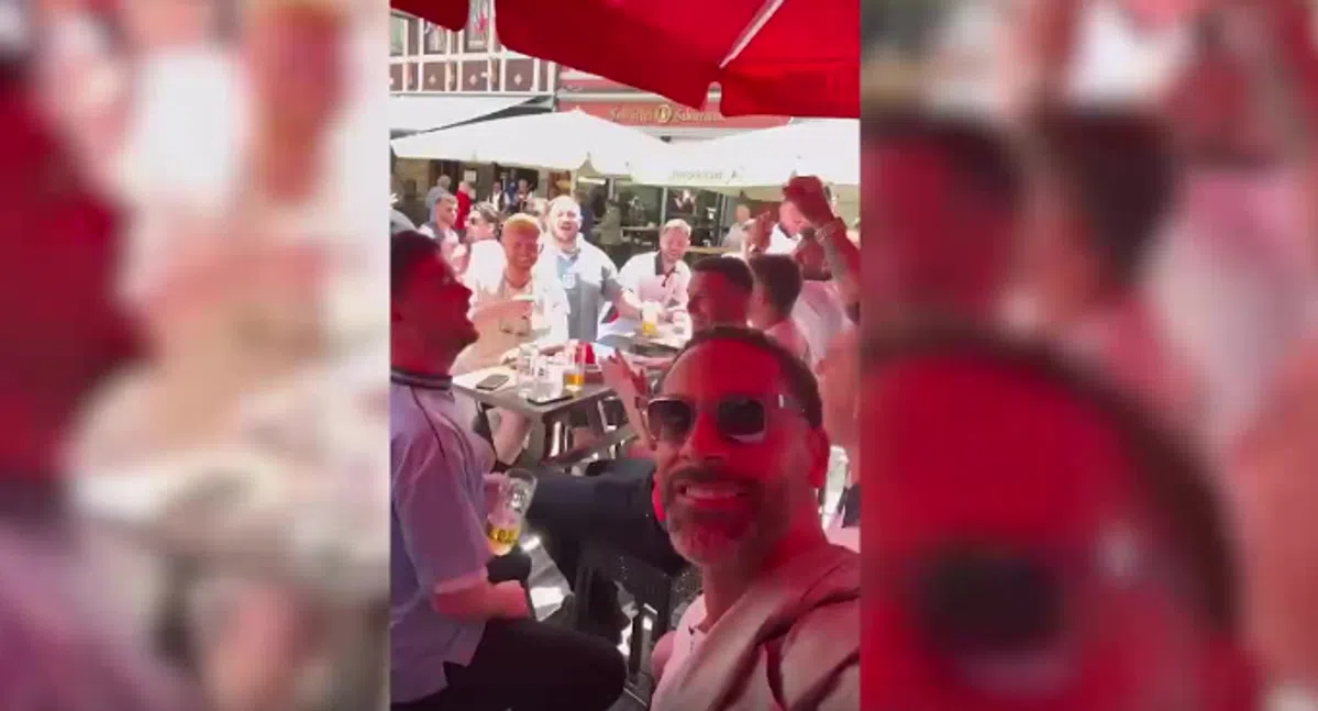 Heerlijk: zingende Ferdinand drinkt bier met Engelse supporters