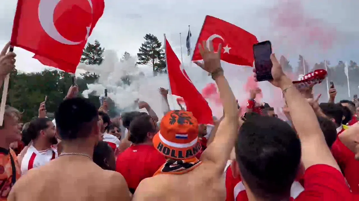 Sportiviteit boven alles: Turkse fans en Oranje-fans feesten samen voor ...